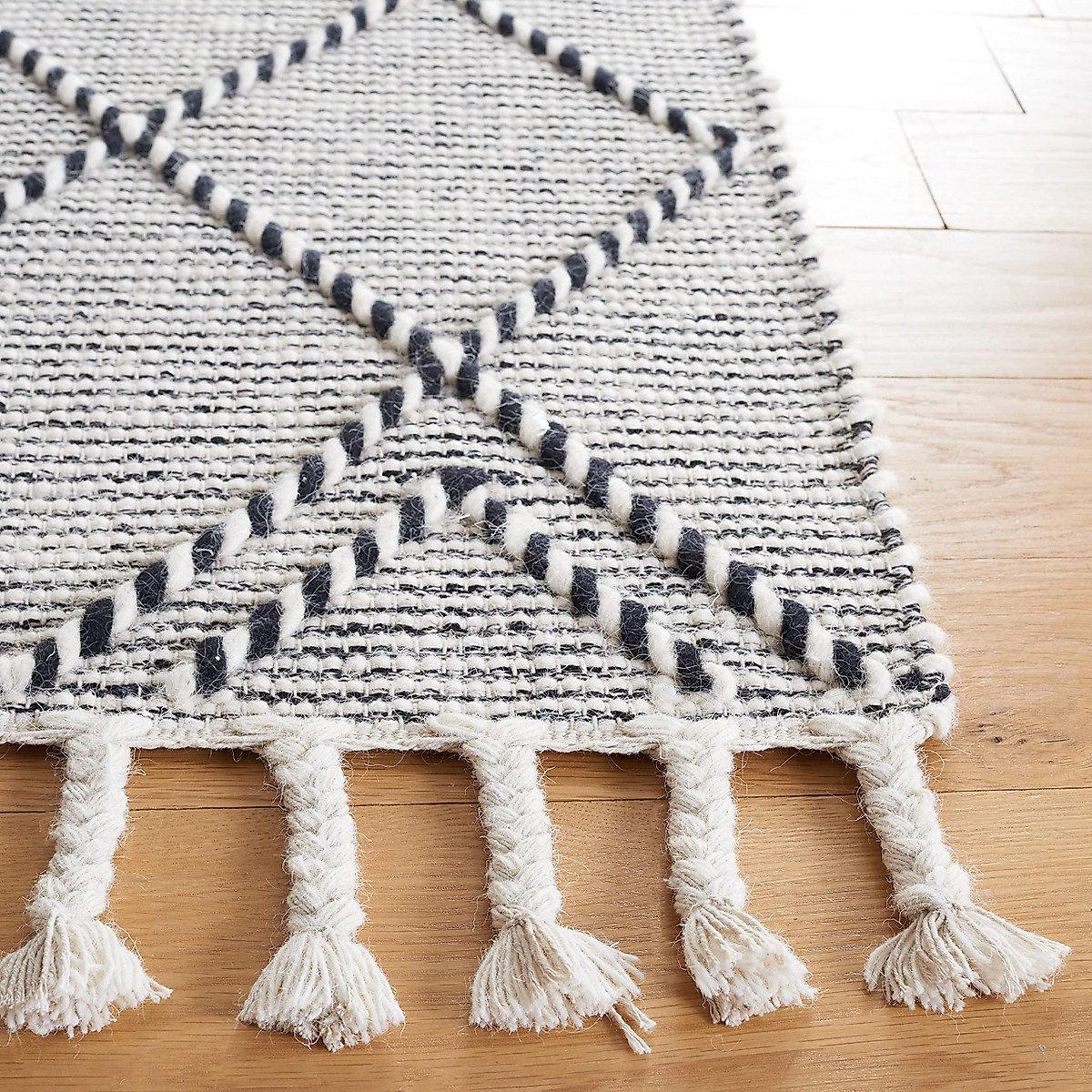 Safavieh Vermont Collection Accent Rug - 4' x 6', Ivory & Black, Handmade Moroccan Boho Trellis Braided Tassel Wool, Ideal for High Traffic Areas in Entryway, Living Room, Bedroom (VRM162Z)