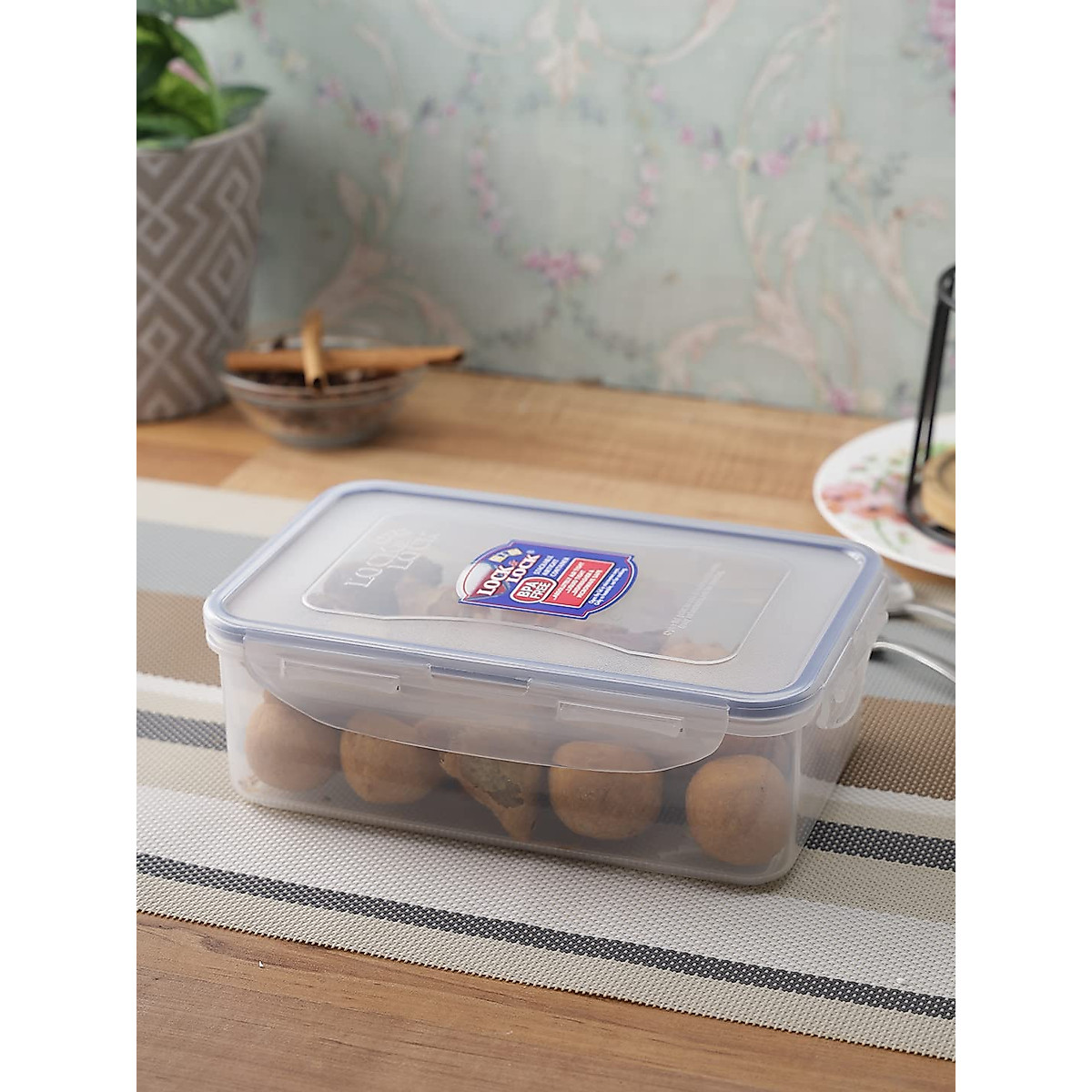 LOCK & LOCK Airtight Rectangular Food Storage Container 33.81-oz / 4.23-cup