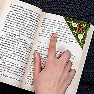 2Pcs Embroidered Corner Bookmark, Stitched Felt Corner Letter Bookmark, Bloomy Line Bookmark, Felt Corner Page Book Marks, Flower Letter Embroidery Bookmarks for Book Lovers(R, M)