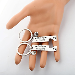 Pregnancy Announcement Gifts Daddy and Mommy Est 2025 Keychain Set New Parents Gift First Time Gifts Dad Mommy to Be Gift (Silver)