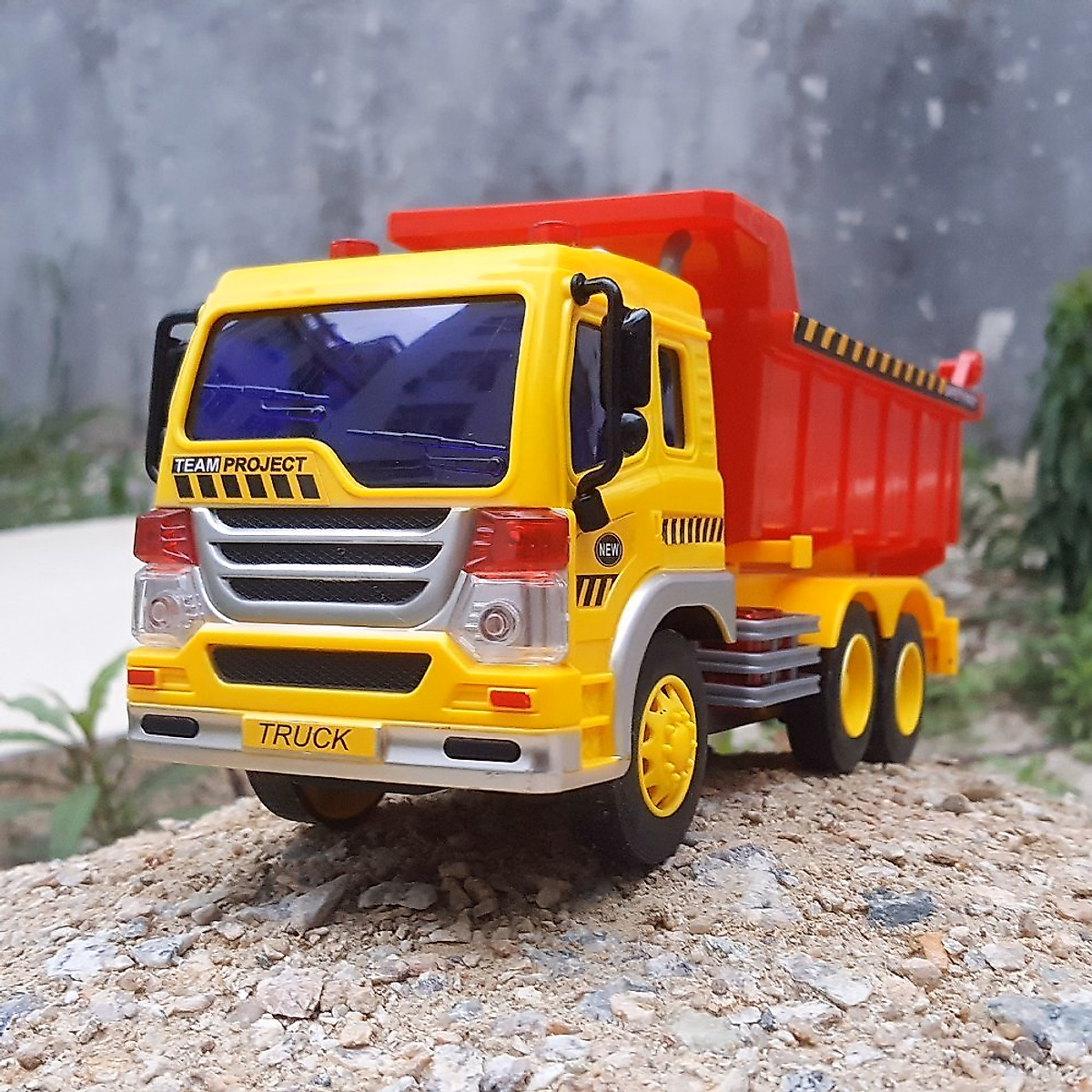 FMT 1:16 Friction Powered Toy Dump Truck With Lights & Sound Push & Go Friction Truck Toy For Boys & Girls