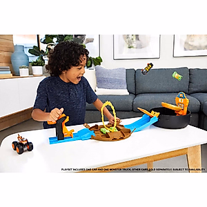 Hot Wheels Monster Trucks Stunt Tire Play Set Opens to Reveal Arena with Launcher, 1 1:64 Scale Car & 1 Monster Truck, Portable Toy Gift Set for Ages 4 to 8 Years Old, Black