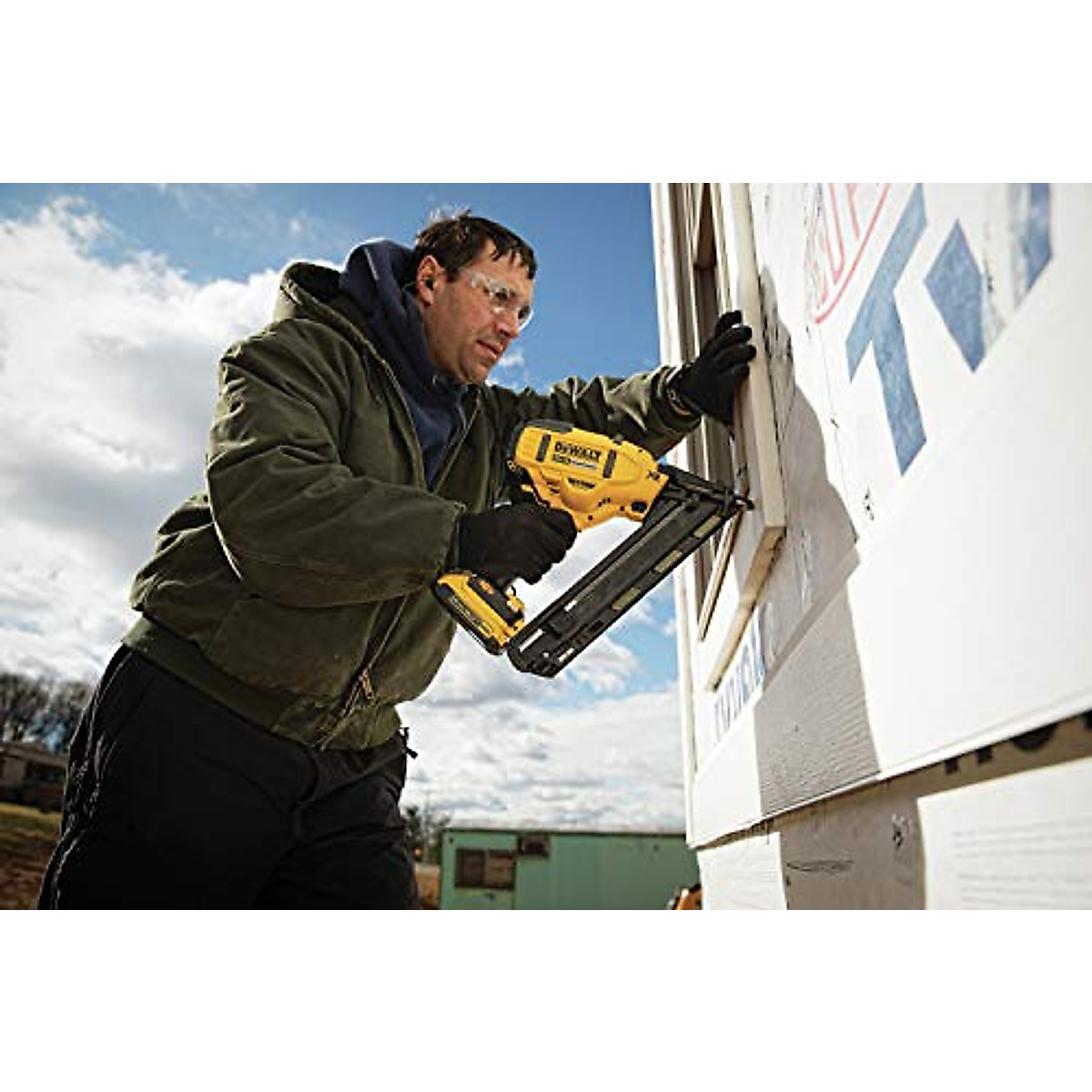 DEWALT 20V MAX Finish Nailer Kit, Angled, 15GA, Battery, Charger & Bag (DCN650D1)