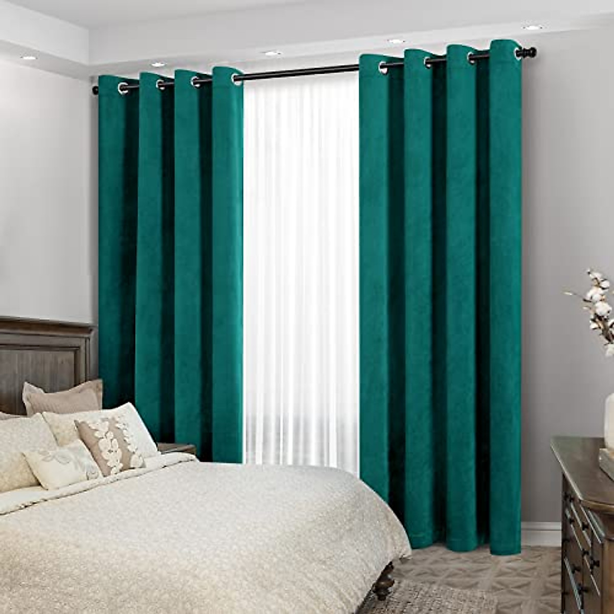 HOMEIDEAS Emerald Green Velvet Curtains 84 inches Long 2 Panel Heavy Duty Dark Green Curtains for Living Room Thermal Insulated Grommet Window Curtains for Bedroom