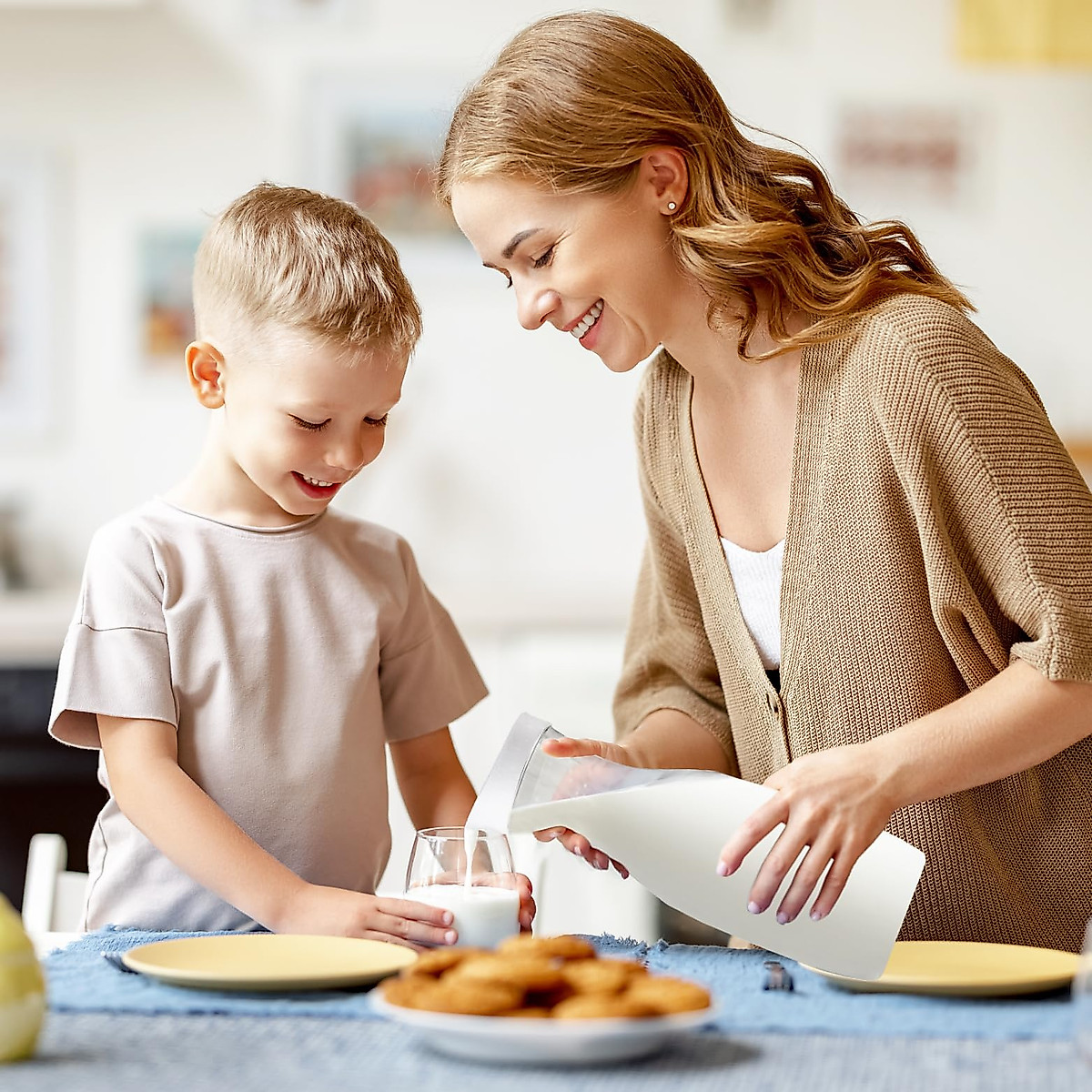 DilaBee Plastic Water Pitcher With Lid (32 Oz) Round Carafe Pitchers for drinks, Milk, Smoothie, Iced Tea, Mimosa Bar - Juice Containers with Lids for Fridge - BPA-Free (2-Pack) - Not Dishwasher Safe