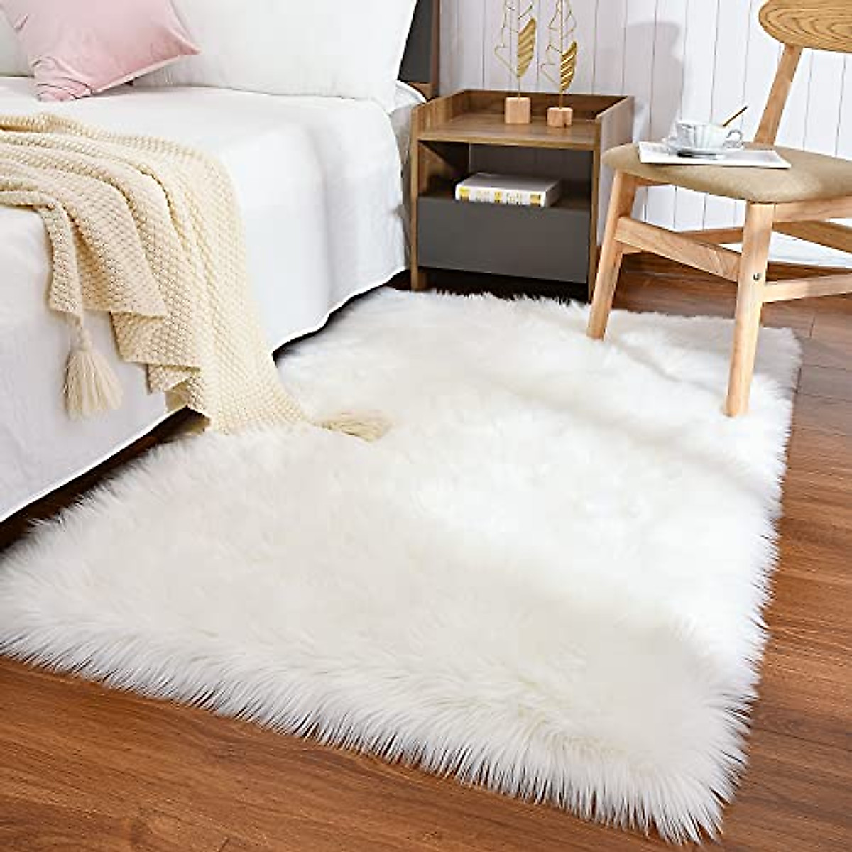 Maxsoft Fluffy Fur Rug for Bedroom, 3 x 5 Feet White Shaggy Faux Sheepskin Rugs for Girls Room Washable, Furry Throw Area Rugs for Dorm Living Room Kids Home Decor