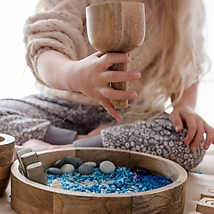 KOOKAROO Round Sensory Tray + 4 Wooden Sensory Bin Tools, Montessori Pouring Set, Waldorf Toys, Sensory Bins for Toddlers 3-4, Sand Tray, Montessori Tray, Sensory Trays, Wooden Scoop, Tactile Toys.