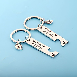 Pregnancy Announcement Gifts Daddy and Mommy Est 2025 Keychain Set New Parents Gift First Time Gifts Dad Mommy to Be Gift (Silver)