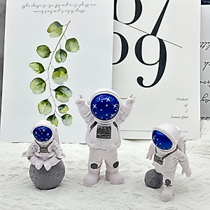 LUOZZY 3Pcs Astronaut Figurines Cake Topper Outer Space Cake Decoration Spaceman Model Display Miniature Astronaut Toys Set (Star)