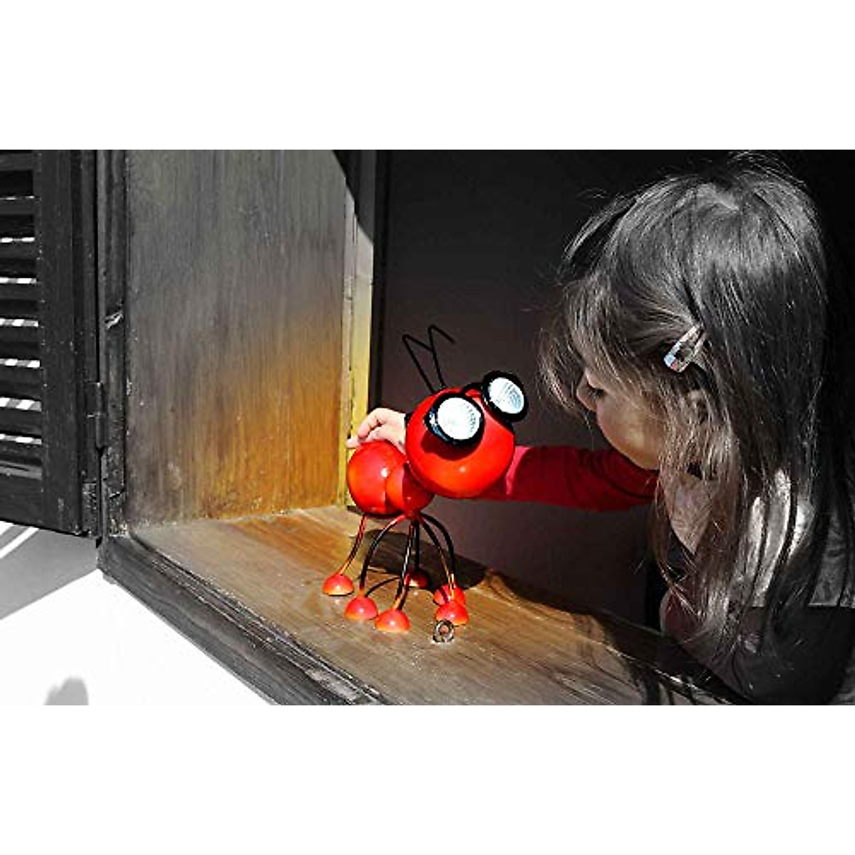 Smarty Gadgets - Metal Garden Art Decoration, Steel Red Ant Figurine with Solar Powered LED Lights for Yard, Patio, Lawn and Garden Decor and Ornament, Outdoor and Indoor Statue, 11" X 10"