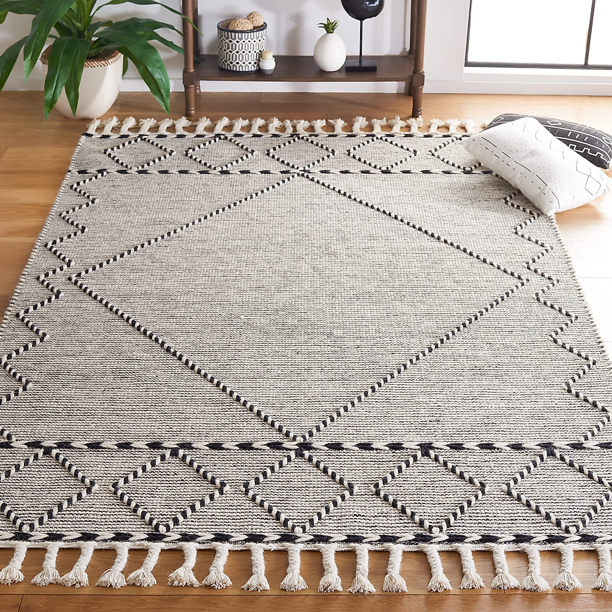 Safavieh Vermont Collection Accent Rug - 4' x 6', Ivory & Black, Handmade Moroccan Boho Braided Tassel Wool, Ideal for High Traffic Areas in Entryway, Living Room, Bedroom (VRM160Z)
