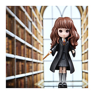 FIGURINE MAGICAL MINIS HERMIONE GRANGER WIZARDING WORLD - Figurine Articulée Hermione Granger 8 cm Avec Baguette Magique A Collectionner - Idée Cadeau Harry Potter - 6062062 - Jouet Enfant 5 ans et +