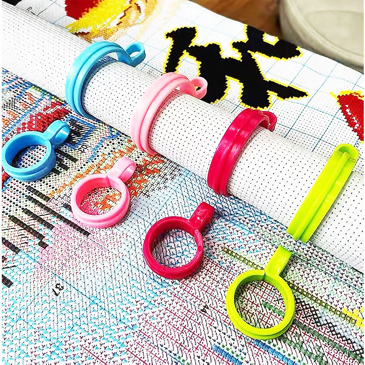 MeyaGo 15PCS Cross-Stitch roll Clip Fabric roll Clip Embroidery Fabric Clip Needlework Fabric Holder Stitching Fabric clamp Sewing Fabric Fastener Cross-Stitch roll Fabric Grip 3 Size