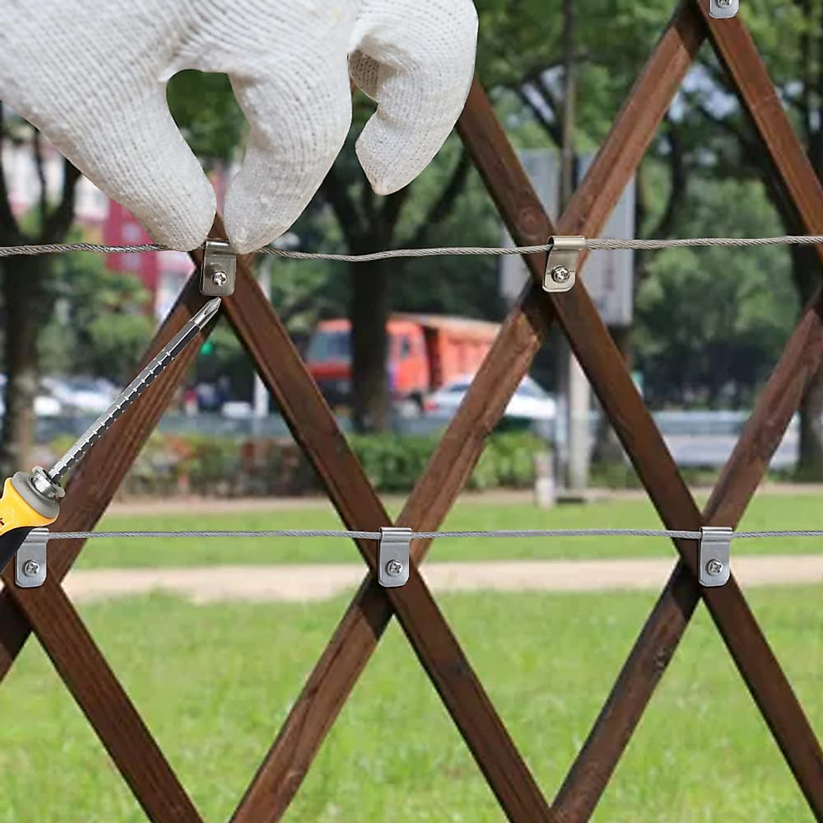 Wire Fence Clips 100 Pcs Fence Wire Clamps Stainless Steel Fencing Mounting Clips with 100 Pcs Stainless Steel Screws for 12-16 Gauge Welded Wire to Wood, Metal or Vinyl Fence (100 PCS)