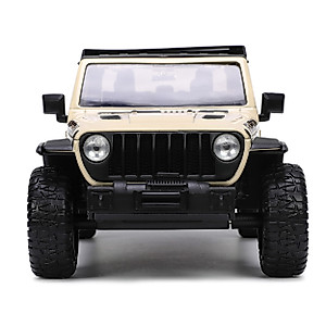 Jada Toys Just Trucks 1:24 2020 Jeep Gladiator Die-cast Car Tan with Tire Rack, Toys for Kids and Adults (32711)