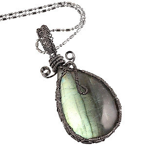 Nupuyai Natural Labradorite Necklace for Unisex, Handmade Wire Wrapped Irregular Healing Stone Pendant with Chain 19"