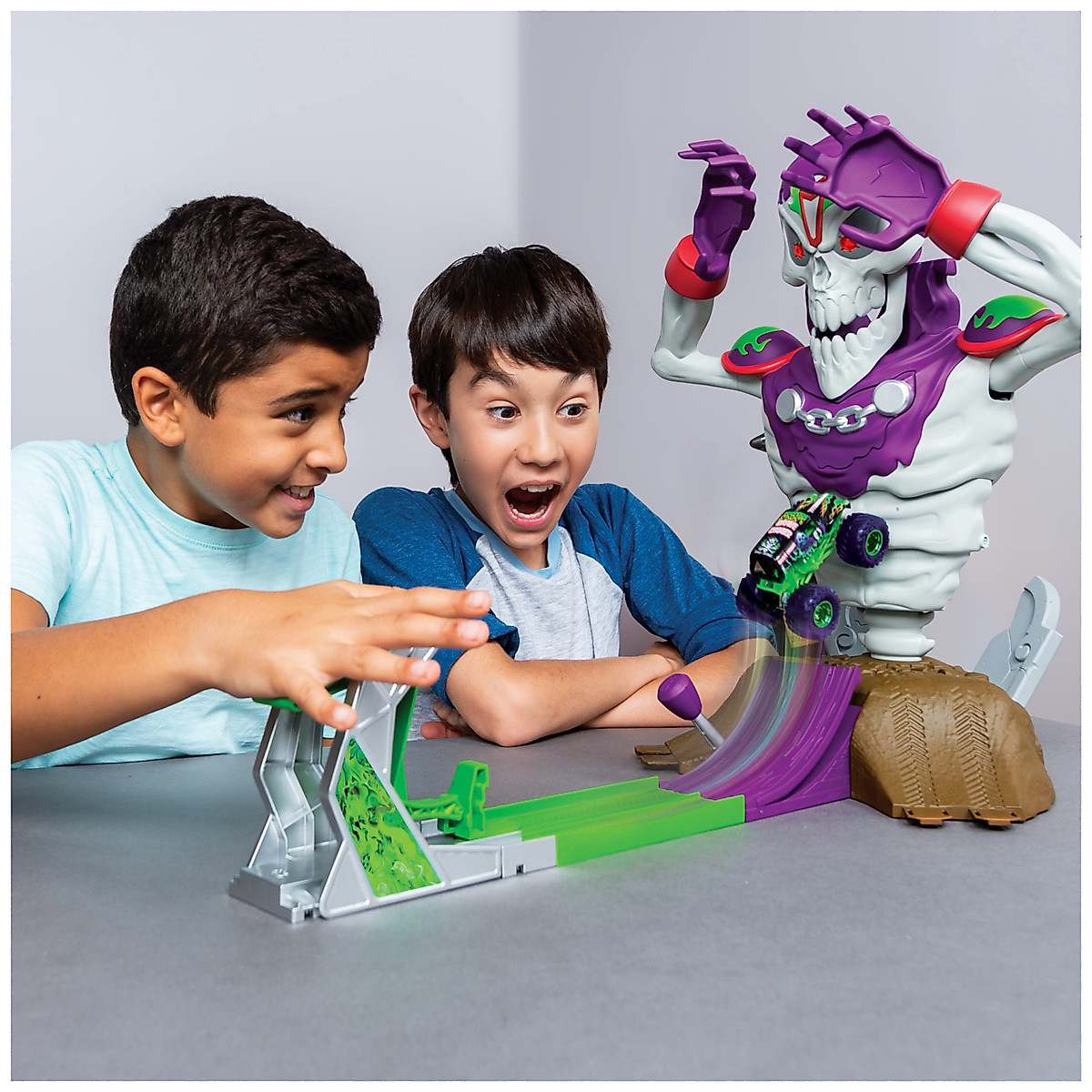 Monster Jam, Grim Takedown Playset with Lights and Sounds, Featuring Exclusive 1:64 Scale Die-Cast Grave Digger Monster Truck