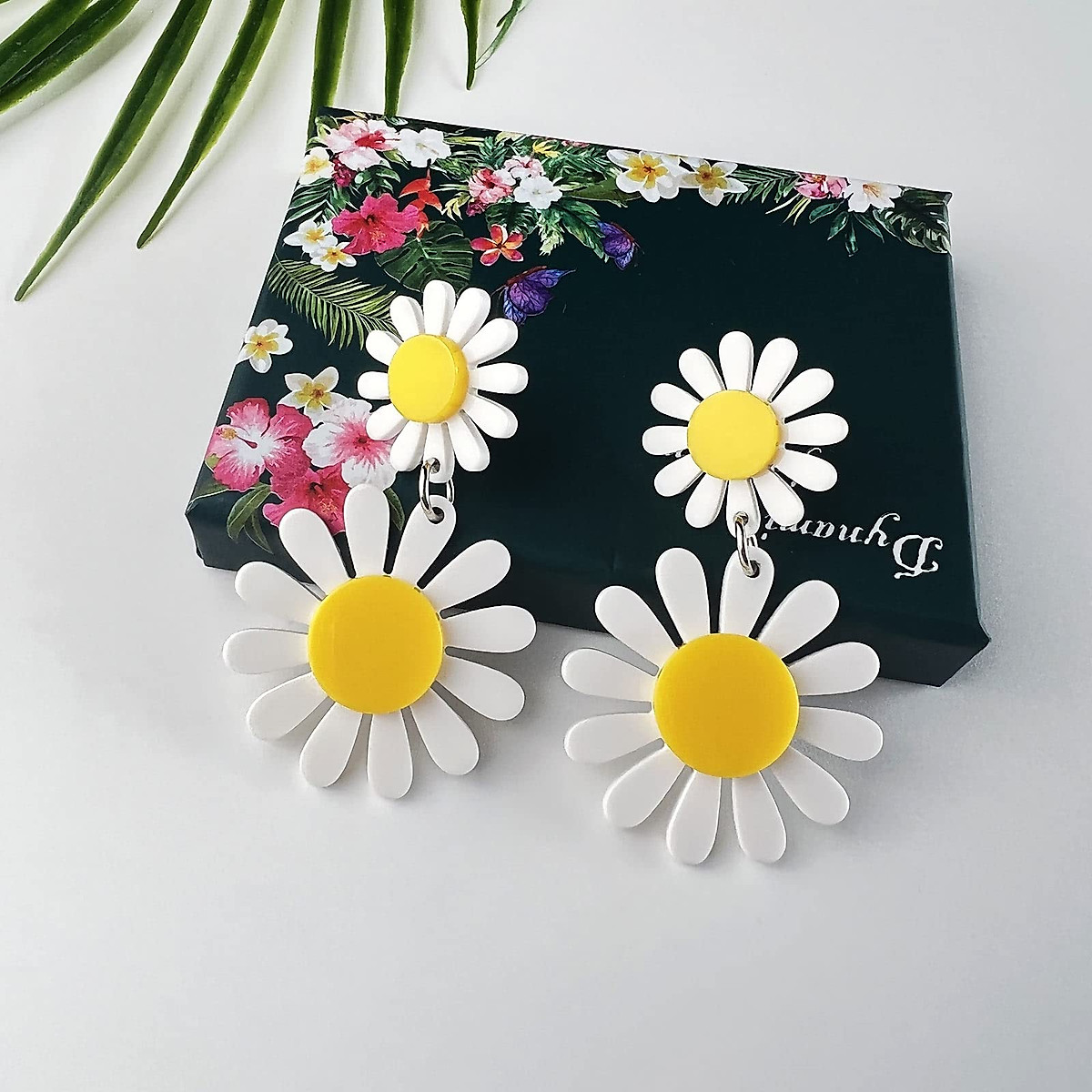 Fiklon Daisy Earrings for Women Dangle Dangling, White Flower Drop Earring 60s 70s Jewelry (Daisy-White)