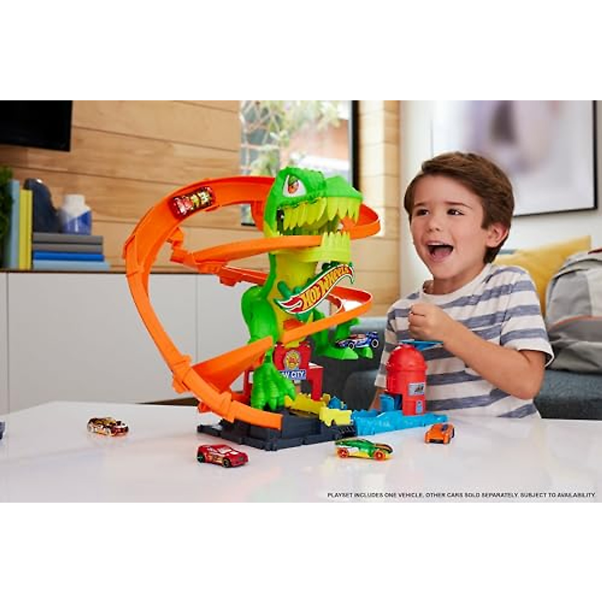 Hot Wheels Toy Car Track Set, City T-Rex Blaze Battle Playset & 1:64 Scale Die-Cast Vehicle, 18” Tall, Multiple Race Outcomes, Spinning Dinosaur Eyes