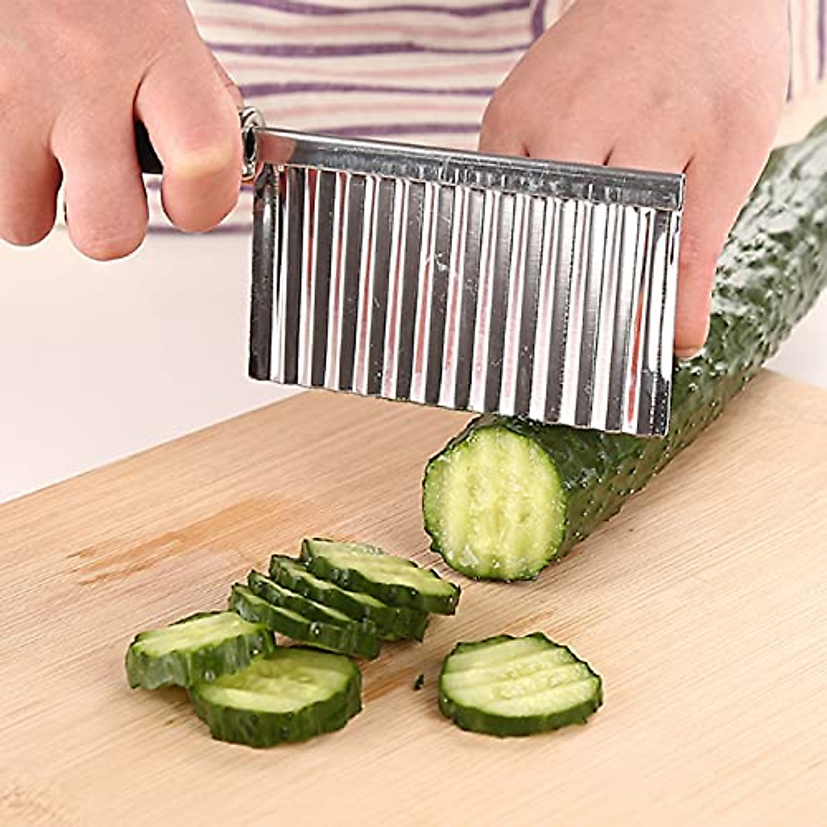 2 Pcs Potato Crinkle Cut knife, Stainless Steel Wavy Slicer, Decorative Knife for Fruits and Vegetables, Home Kitchen Wavy Blade Cutting Tool. For Carrot,Cheese,Potatoes Decoration Gadget (Black+Red)