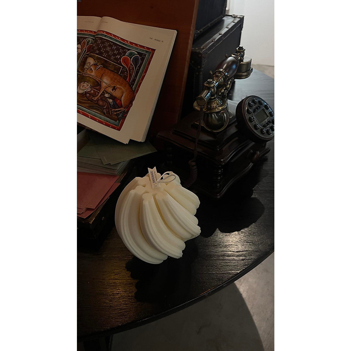 Hyznengu Swirl Candle - White Super Large Handmade Pillar Scented Twirl Soy Wax Candle，Elegant Aesthetic Candle for Women，Housewarming Present，Home Room Shelf Coffee Table Decor Idea Spiral Candle