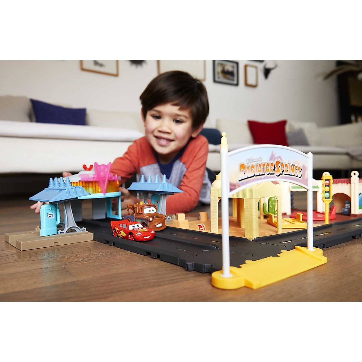 Mattel Disney and Pixar Cars On The Road Playset with 2 Toy Vehicles & Light-Up Countdown, Includes Lightning McQueen & Mater Truck