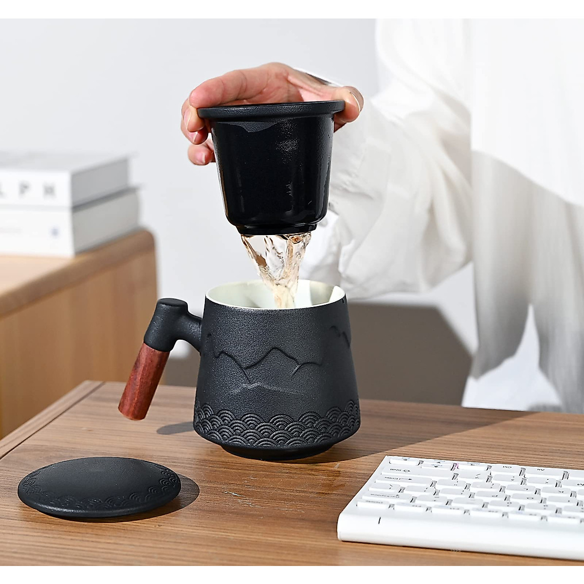 NCQIXIAO Tea Cup with Infuser and Lid, Gradual Mountain and Spray Tea Mug Cups with Infuser, Wood Handle Ceramic Coffee Mug with Lid Tea 430ml/14.50 OZ (Black)