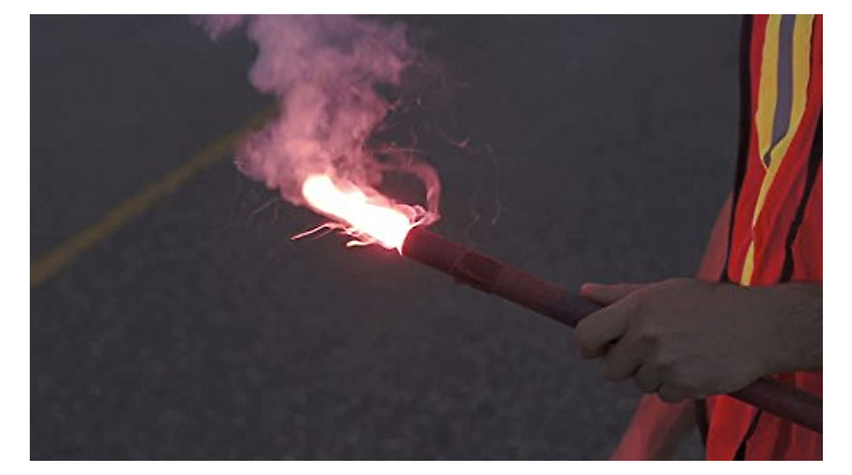 Orion Highway Flare Kit: 6-Pack Emergency Flares + Vest