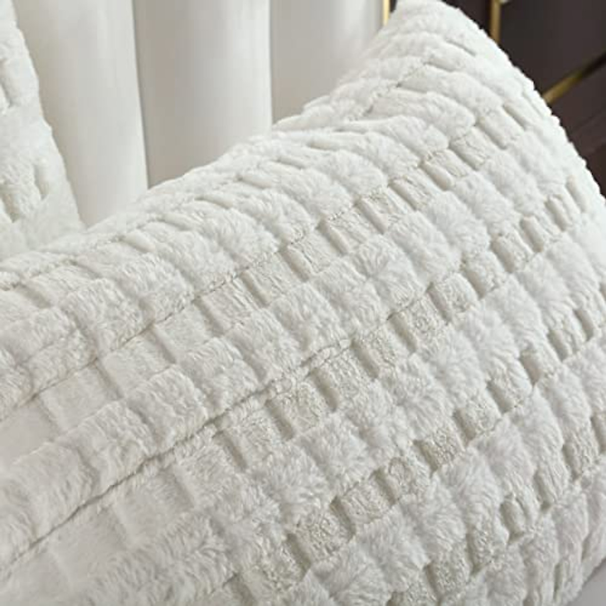 Yunyiio Faux Fur Pillowcase Fluffy Plaid Hold Pillowcase Pillow Shams Fluffy Plush Decorative Pillowcase (Queen, Beige)