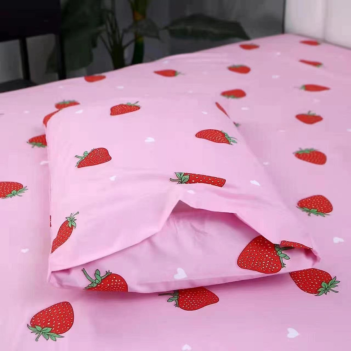 SDY 4PCS Strawberry Bedding Sheets,Queen Size Red and Pink Strawberry Print Sheet Set with 1 Kawaii Top Flat Sheet + 1 Deep Pocket Fitted Sheet + 2 Pillowcases for Teen Girls