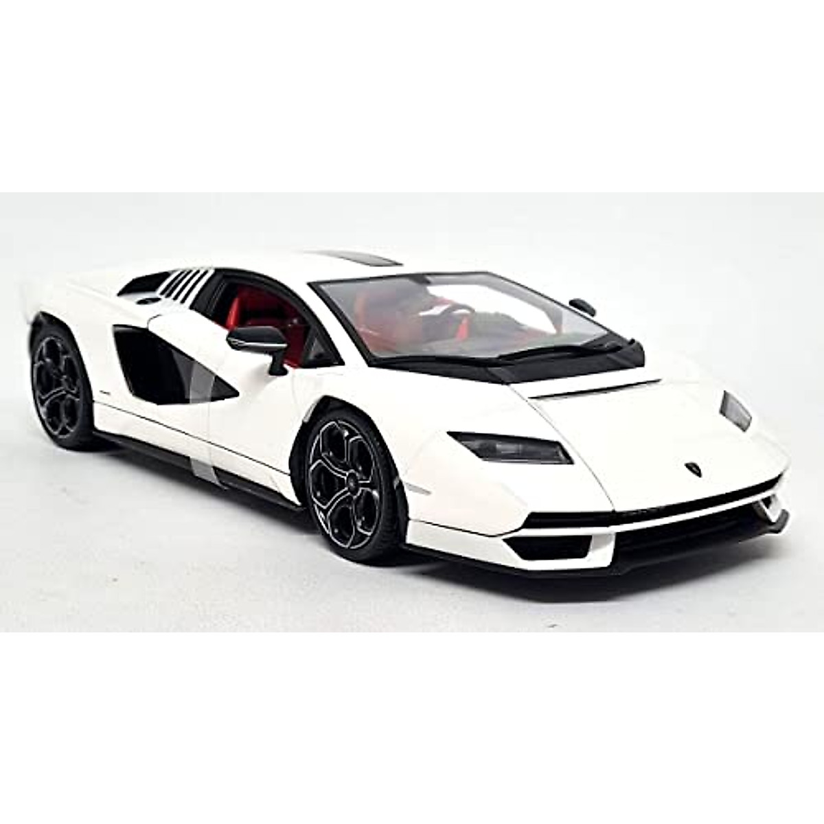 Maisto 1:18 Scale Dei-cast Lamborghini Countach LPI 800-4 White Color Special Edition