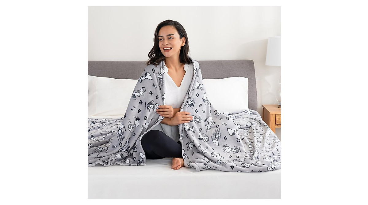 Peanuts Snoopy Plush Blanket - Cozy VelvetLoft Throw by Berkshire Blanket