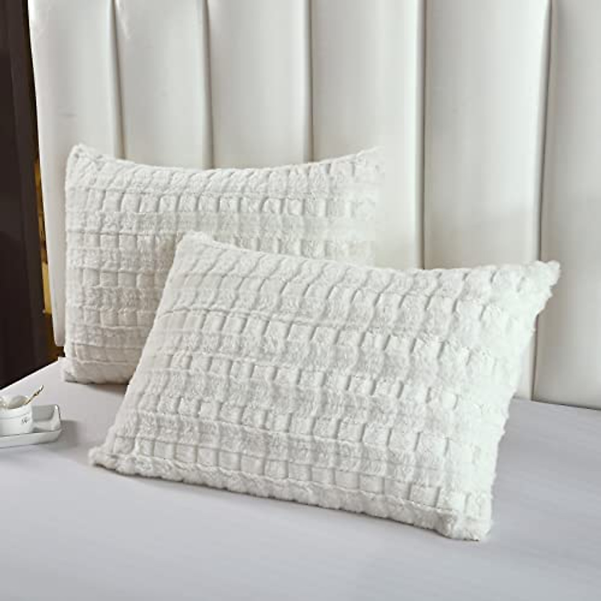 Yunyiio Faux Fur Pillowcase Fluffy Plaid Hold Pillowcase Pillow Shams Fluffy Plush Decorative Pillowcase (Queen, Beige)