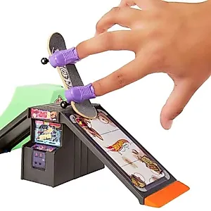 Hot Wheels Skate Arcade Skatepark Playset, Includes Exclusive Tony Hawk-Designed Fingerboard and 1 Pair of Removable Skate Shoes for Kids