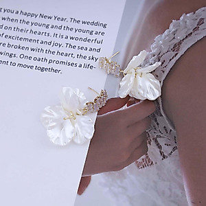 Sttiafay Vintage Crystal Resin Flower Dangle Earrings White Acrylic Flower Earrings Gold Cz Crystal Stud Earrings Weddings Flower Earrings Jewelry for Women and Girls