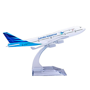 Bswath Model Plane 1:400 Scale Model Indonesian Airlines B747 Model Airplane Diecast Airplanes Metal Plane Model for Gift（Green