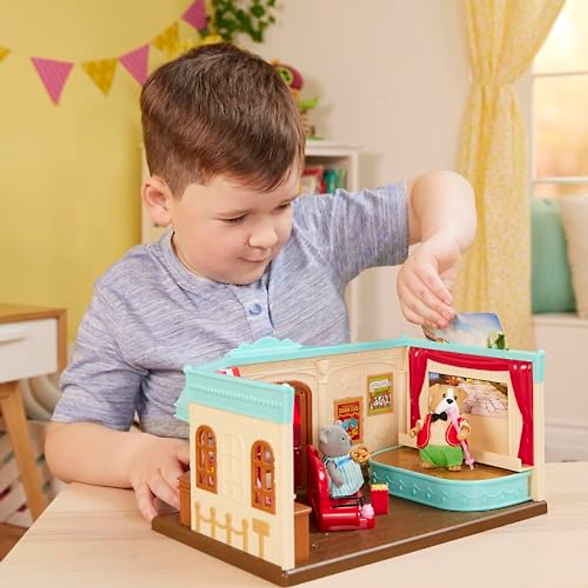Lil Woodzeez – Toy Figures Playhouse – Miniature Movie Theatre – Stackable – Storybook Playset – Posable Figures & Cinema with Furniture – 3 Years +