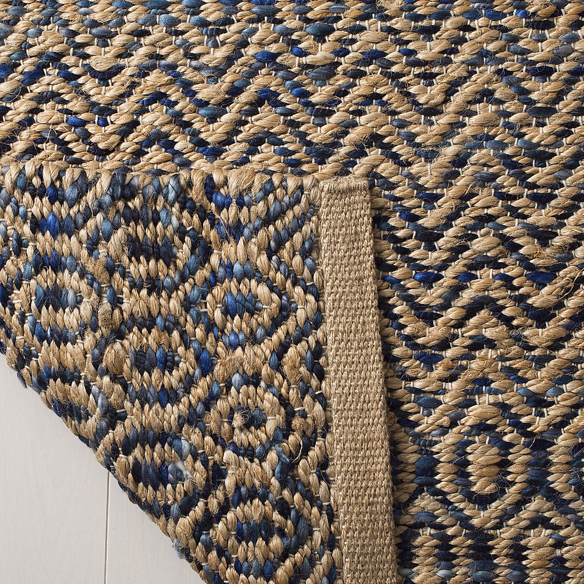 SAFAVIEH Cape Cod Collection Accent Rug - 3' x 5', Navy & Natural, Handmade Boho Braided Jute, Ideal for High Traffic Areas in Entryway, Living Room, Bedroom (CAP309N)