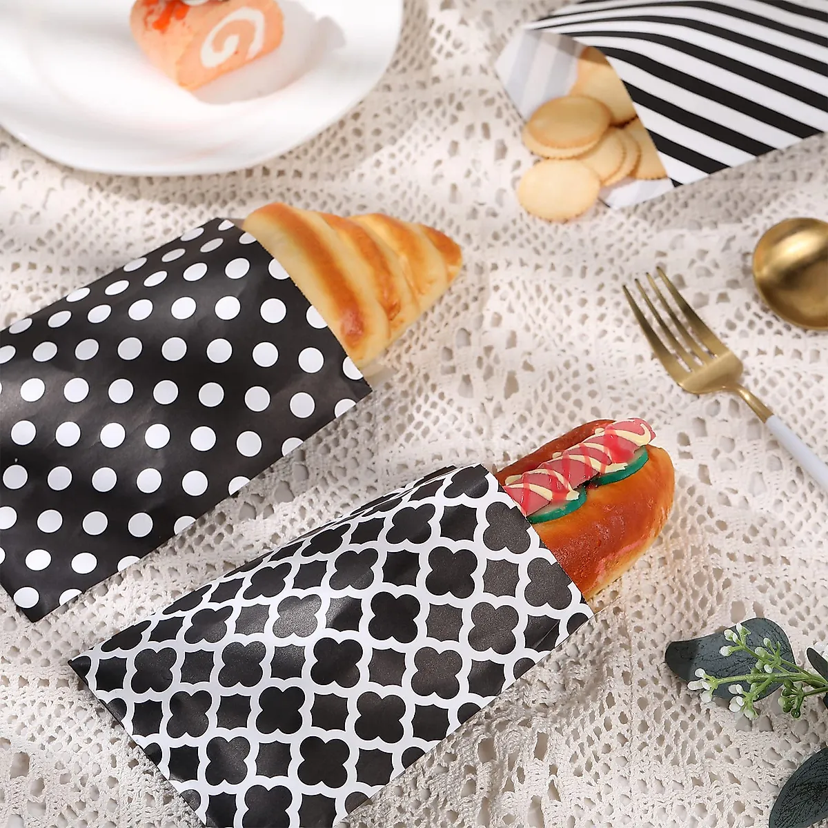 400 Pcs 5 x 7 Inch Paper Treat Bag Black and White Candy Bags Disposable Flat Paper Small Cookie Buffet Snack Packaging for Baked Goods Wedding Food Sandwich