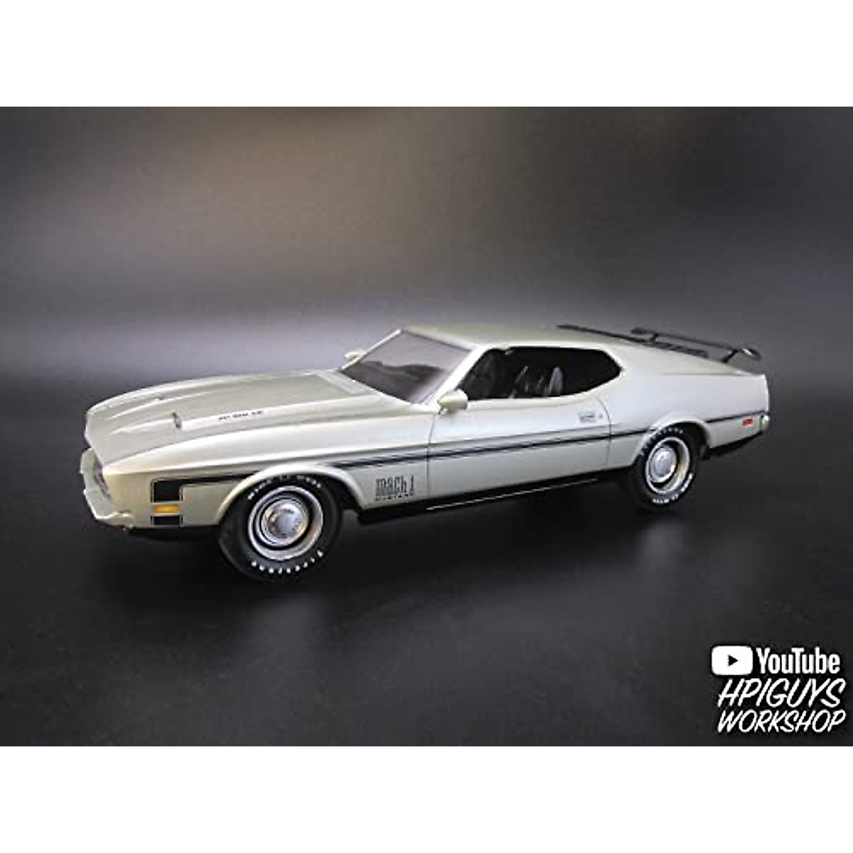 AMT 1971 Ford Mustang Mach I 1:25 Scale Model Kit