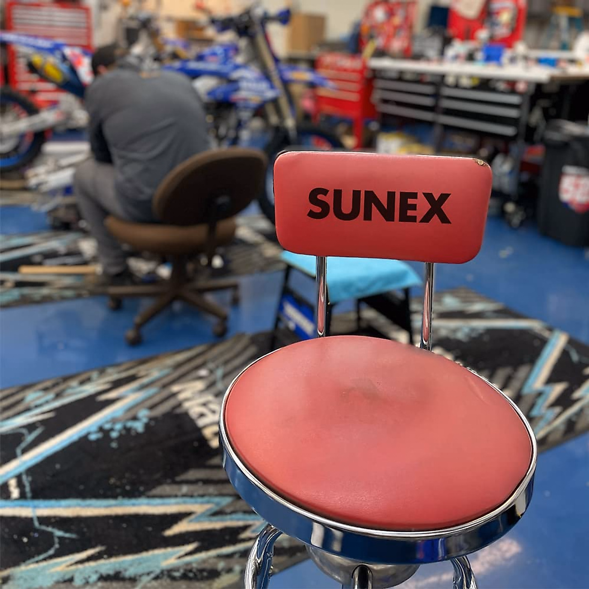 SUNEX TOOLS 8516 Hydraulic Shop Stool, High-Polished Chrome Finish, Hydraulic Seat Adjustment, Vinyl Padded Adjustable Seat and Backrest, Slip Resistant Feet, 250-Pound Capacity, Silver