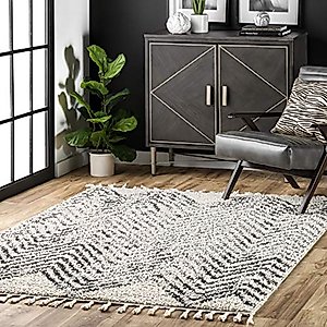 nuLOOM Amanda Moroccan Chevron Tassel Shag Area Rug, 5' 3" x 7' 7", Off-white