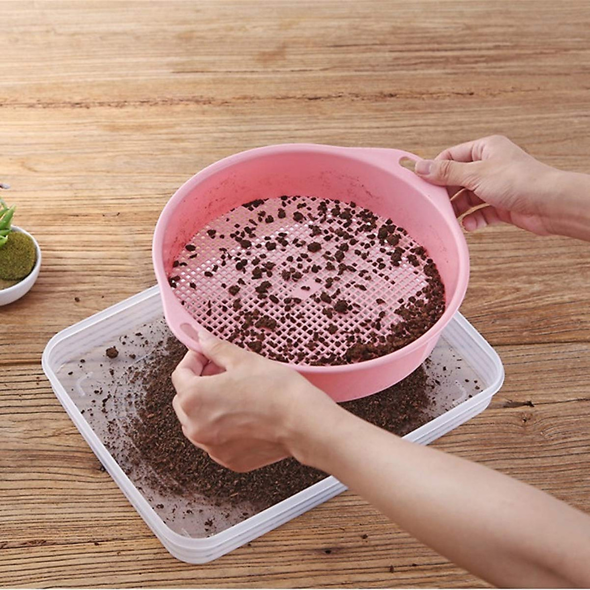 Garden Sieve Plastic Riddle Soil Sieve Soil Sieve Mesh Filter Dirt Sifter with Handle Bonsai Gardening Tool Garden Trapping Supplies Pink