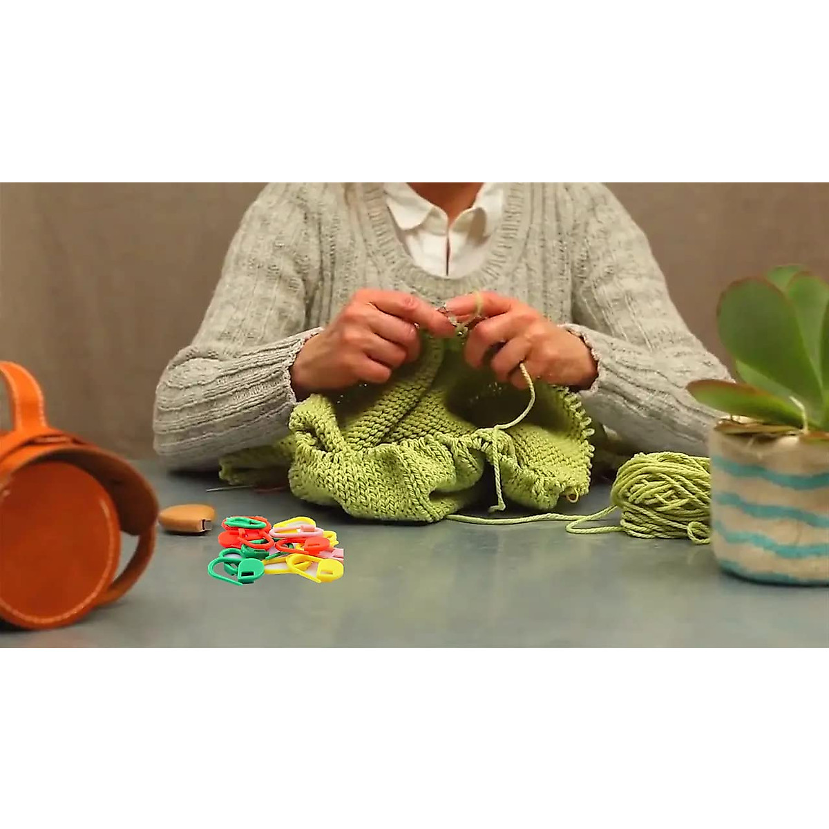 SUZUYO Stitch Markers 10 Colors Knitting Crochet Locking 120Pcs Stitch Needle Clip Counter with 3 Plastic Needle Randomly (Multicolor-120 pcs)