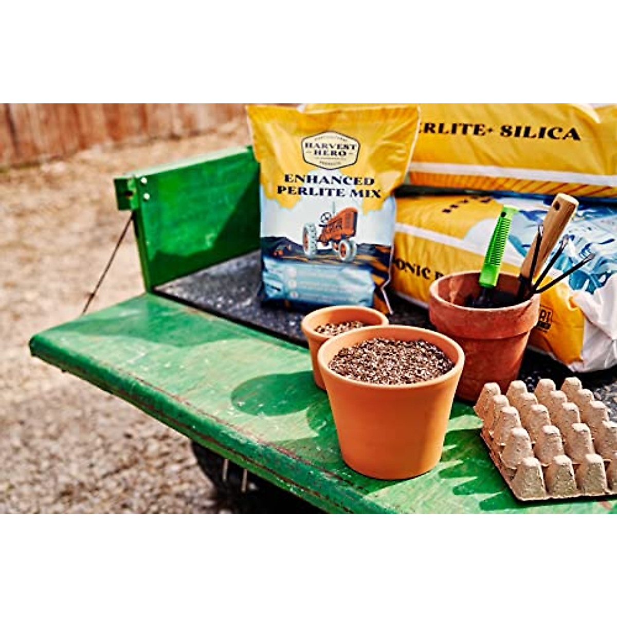 Harvest Hero Enhanced Perlite Soil Mix with Diatomaceous Earth & Essential Nutrients – Promotes Robust & Vigorous Growth for Indoor & Outdoor Plants, Transplanting, Garden Beds & Seedlings (16 QT)