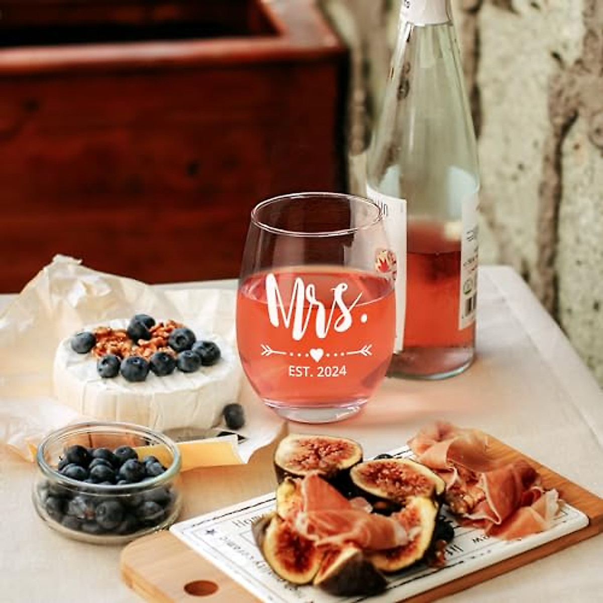 Futtumy Mr and Mrs Gifts, Mr and Mrs Est 2024 Whiskey and Wine Glass, Wedding Gifts Valentines Day Gift Christmas Gift Bridal Shower Gifts for Newlyweds Couples Mr & Mrs Wife Bride To Be Groom Bride