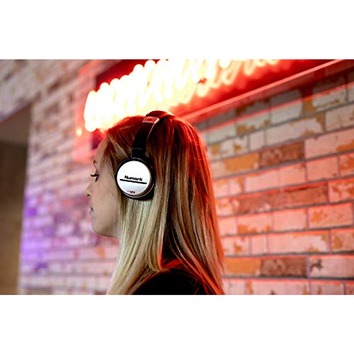 Numark HF125 | Ultra-Portable Professional DJ Headphones With 6ft Cable, 40mm Drivers for Extended Response & Closed Back Design for Superior Isolation, Silver, Оne Расk