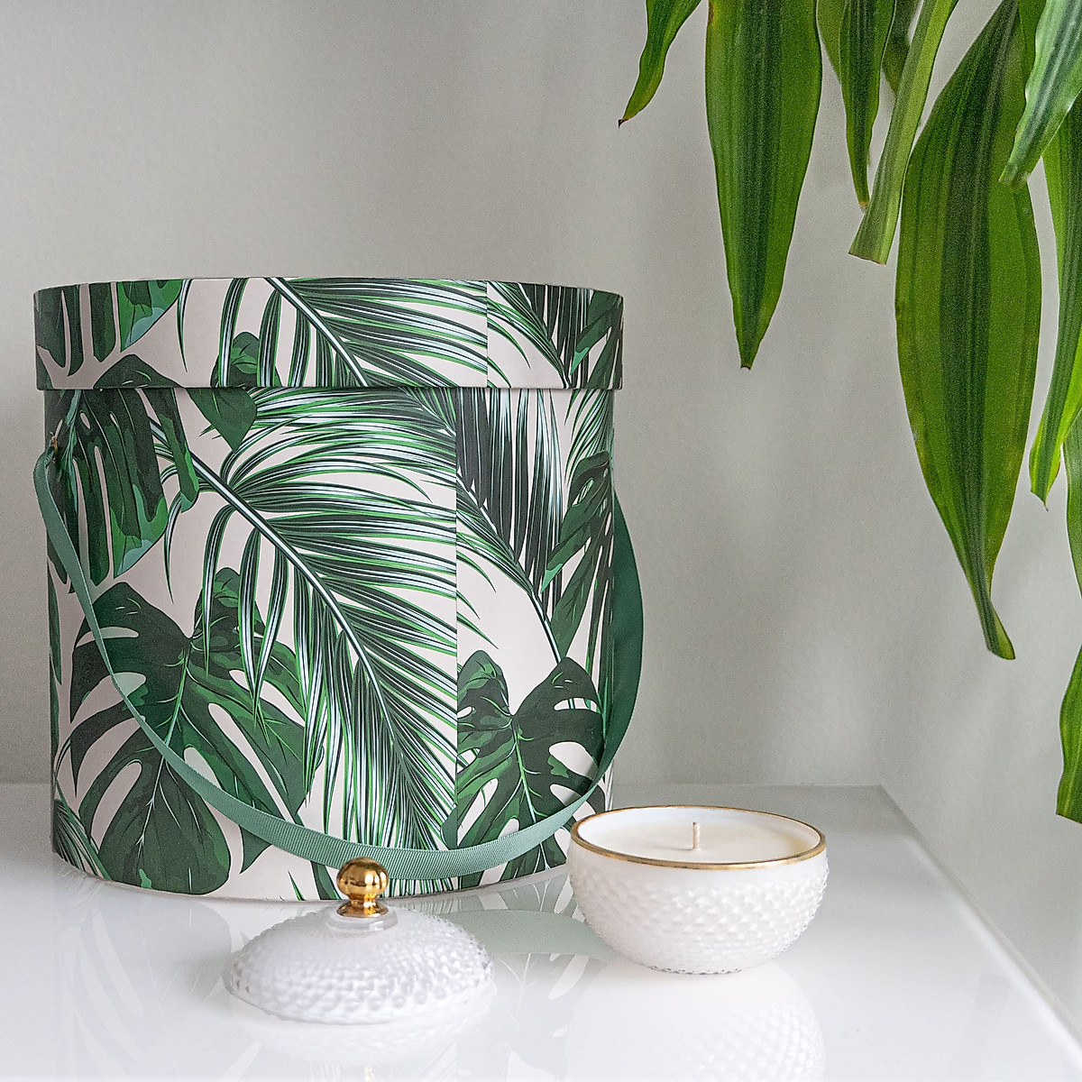 BRIGANTI Scented Candle in White Glass Jar (Vanilla Cupcake) Vanilla Bean, Buttercream, Cake, and Bourbon | Elegant Candle for Home Aromatherapy, All Natural Soy Wax 4oz