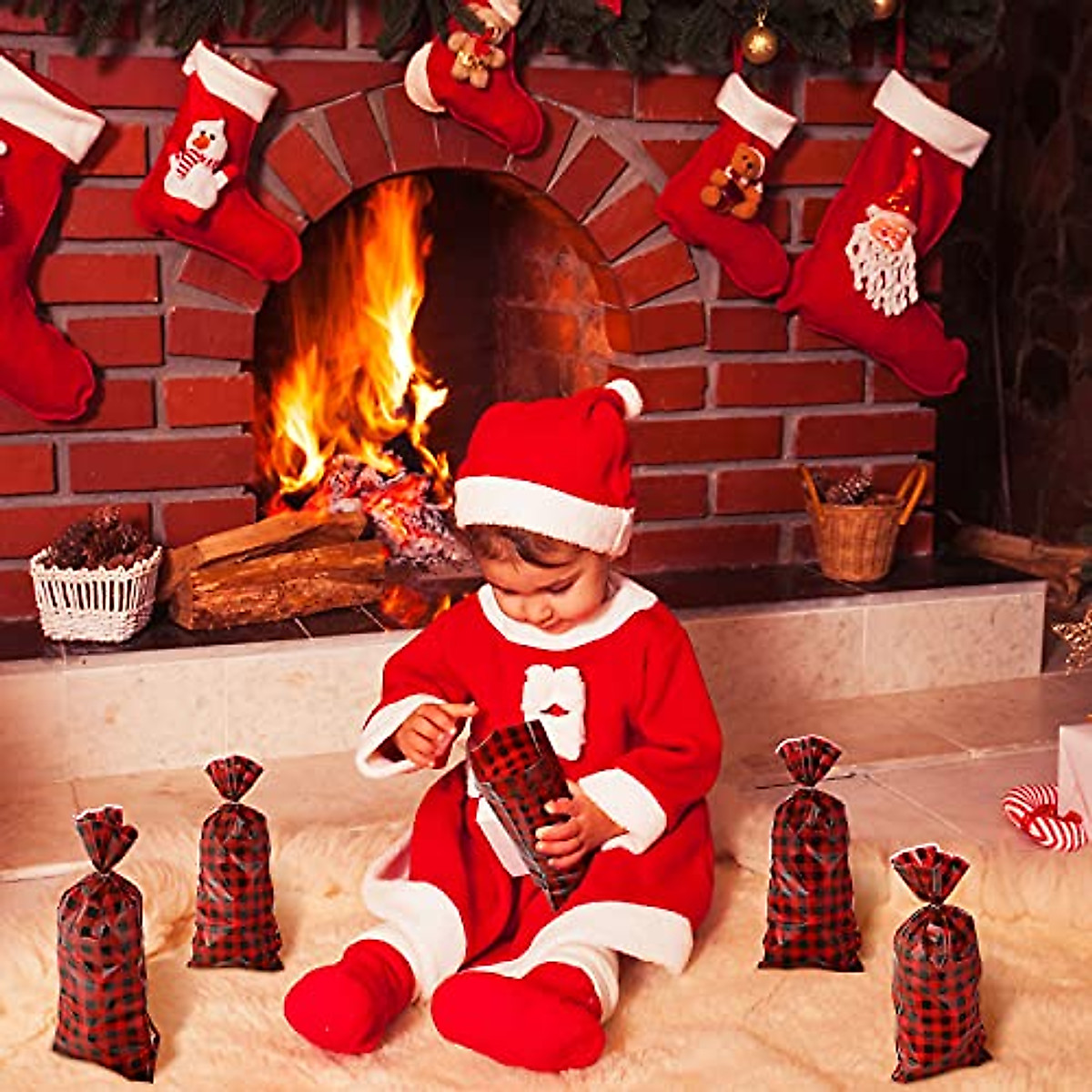 Gersoniel 100 Pieces Christmas Cellophane Bags Party Treat Favor Bags Red and Black Buffalo Plaid Candy Bags Xmas Checkered Cookie Bags with 100 Pieces Twist Ties for Christmas Birthday Wedding Party