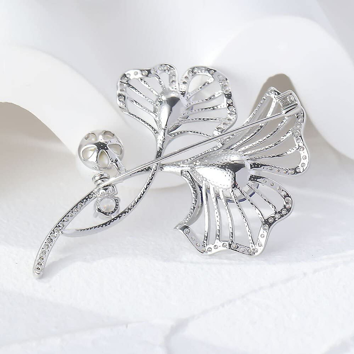 EMEGCY Ginkgo Leaf Brooch for Women Blue Crystal Ginkgo Brooch Pearl Ginkgo Biloba Booch Jewelry Birthday Gift for Wife Mom